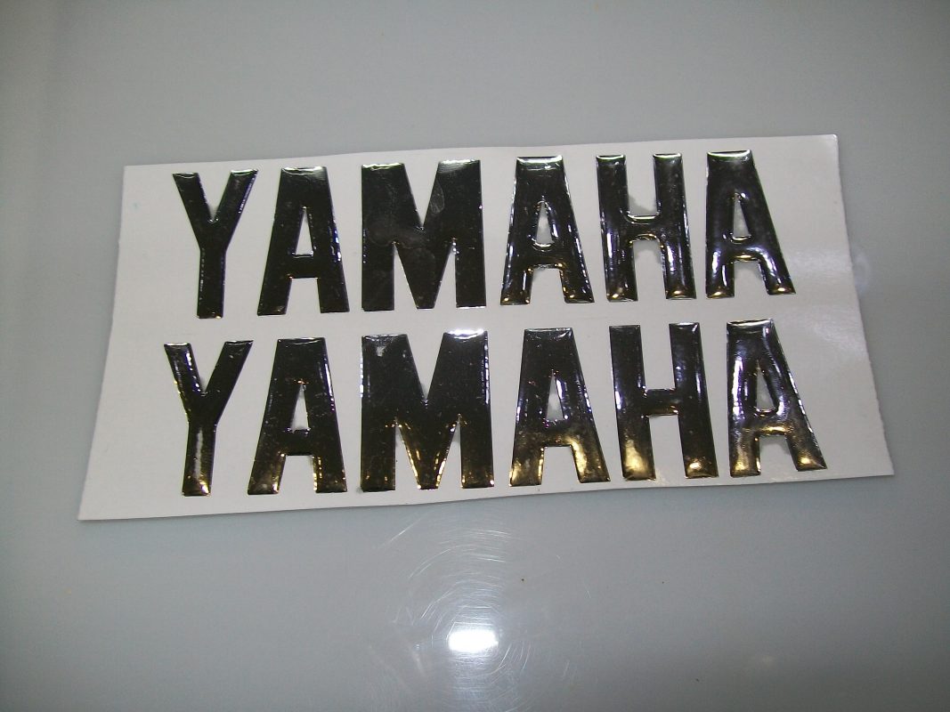 ΑΥΤΟΚΟΛΛΗΤΑ ΑΝΑΓΛΥΦΑ ΖΕΥΓΟΣ YAMAHA - ΜΑΚΗΣ ΤΟΥΡΤΟΓΛΟΥ